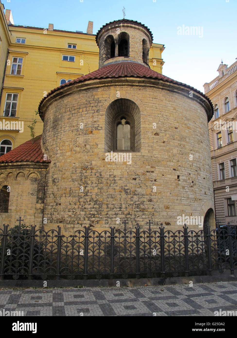 Romanesque rotunda -Fotos und -Bildmaterial in hoher Auflösung – Alamy