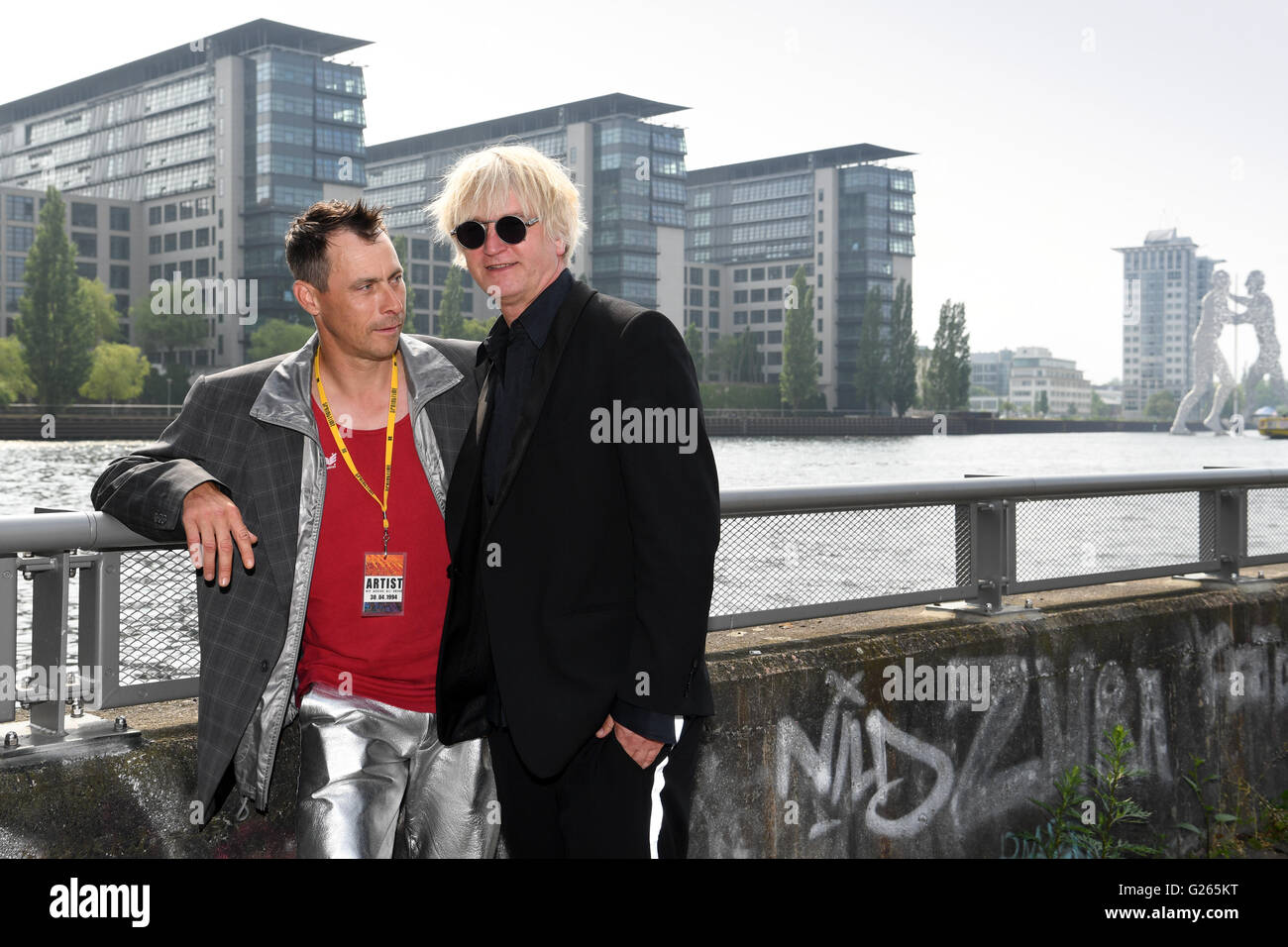 Berlin, Deutschland. 24. Mai 2016. Schauspieler Marc Hosemann (l) und ...