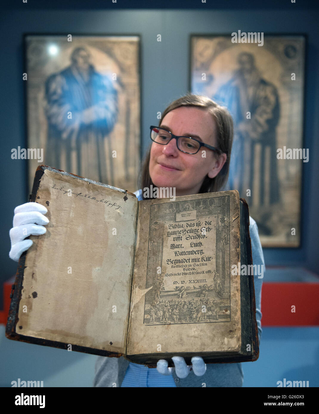 Friederike Lippold hält ein ein Volumen von die erste vollständige ...