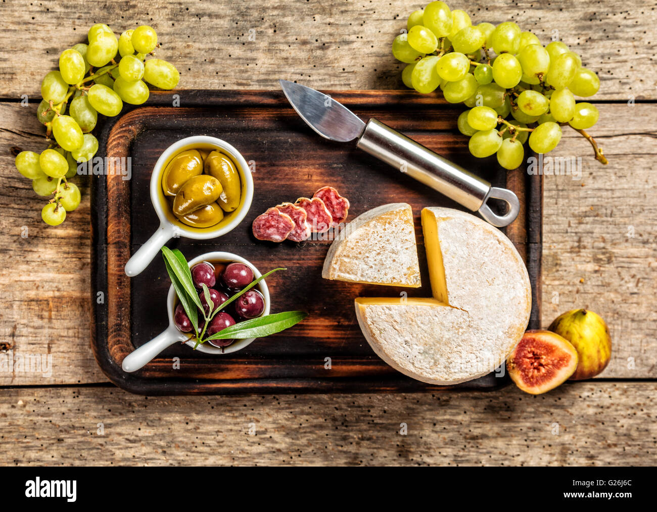 Verschiedene Art von traditionellen Käse und Delikatesse für Wein ...