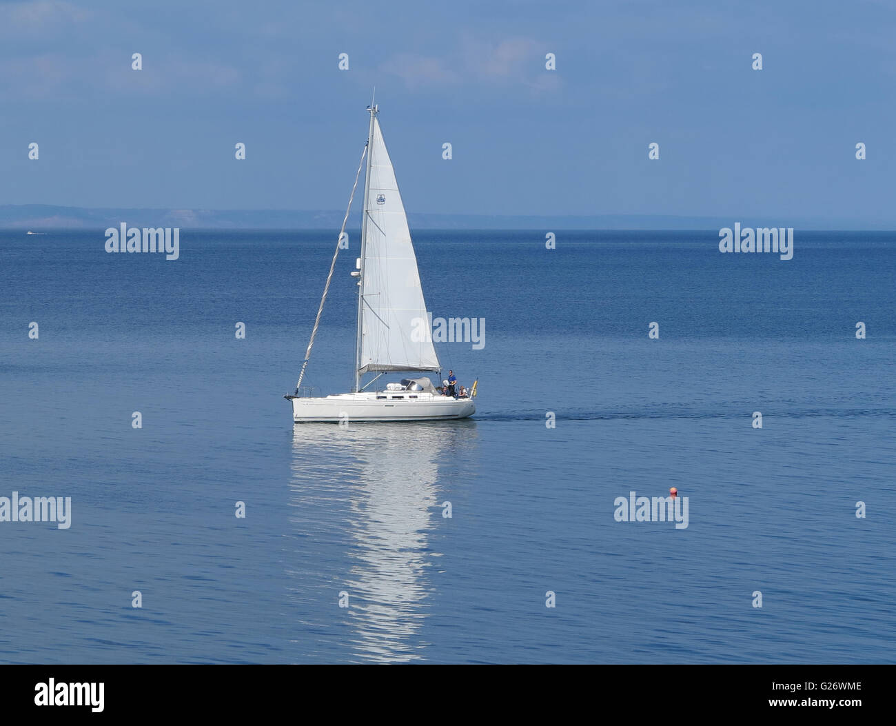 Boot segeln ruhe meer -Fotos und -Bildmaterial in hoher Auflösung – Alamy