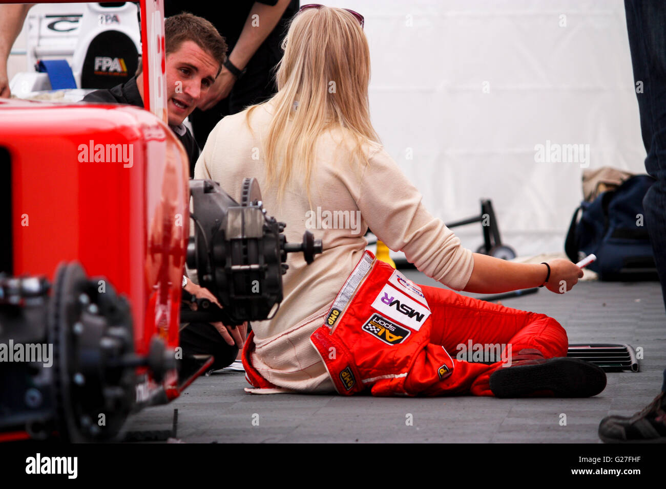 Weiblichen Rennfahrer der Formel Palmer Audi Emma Kimiläinen bereitet ...