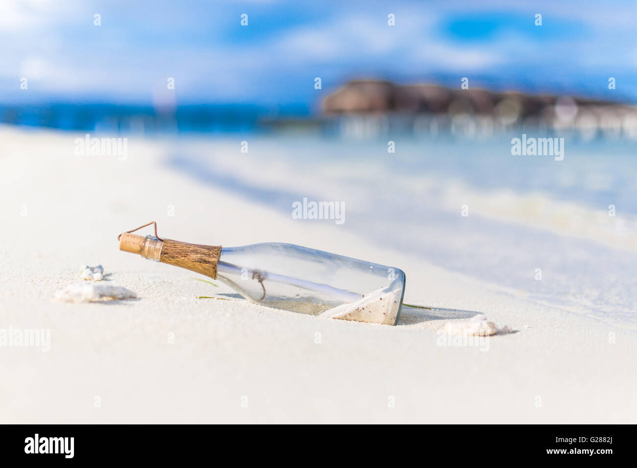 Eine Flaschenpost am Sandstrand. Message in a Bottle. Strand ...