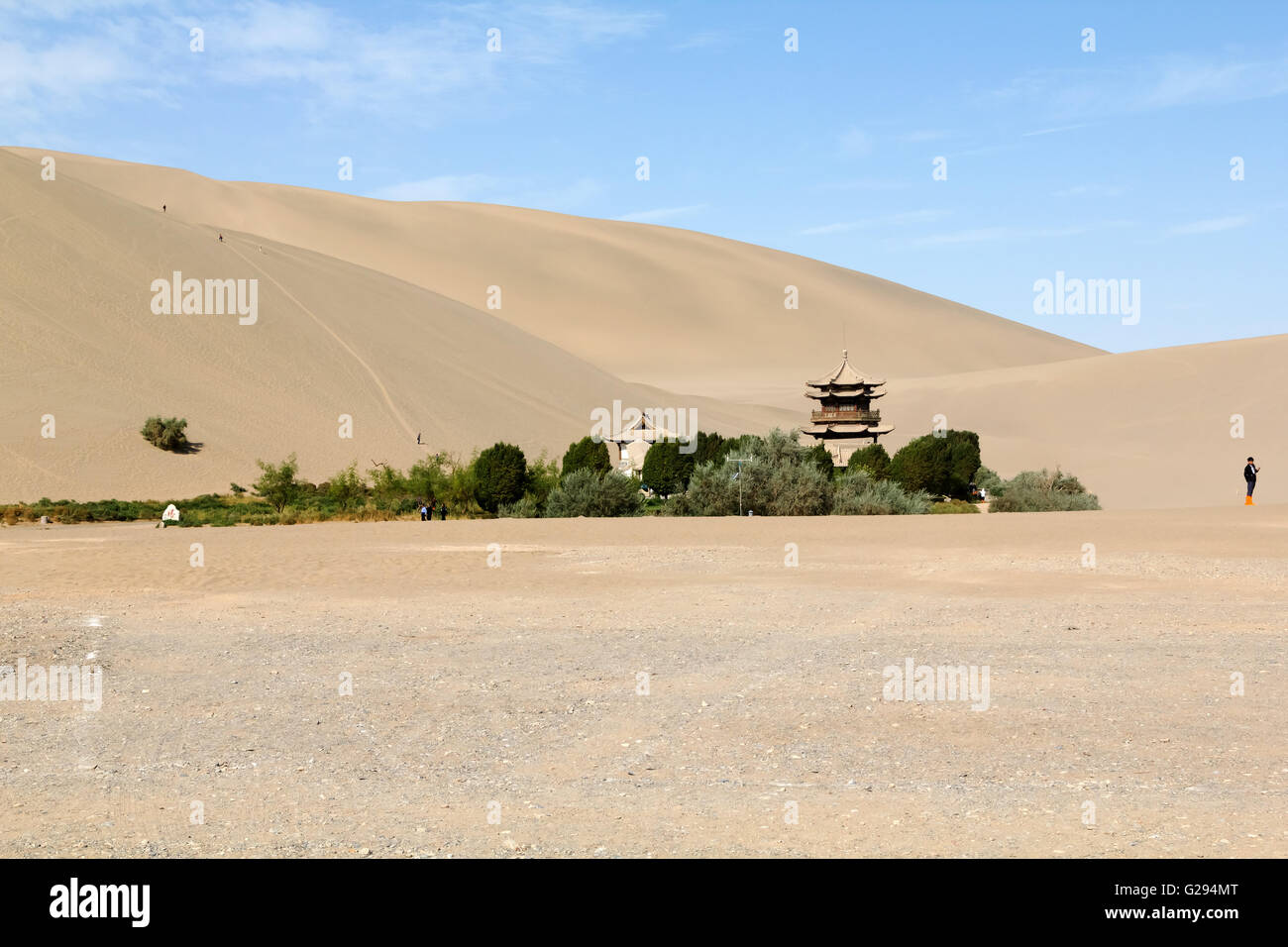 Tempel und Pagoden an Crescent Moon Lake in der Wüste Gobi ...
