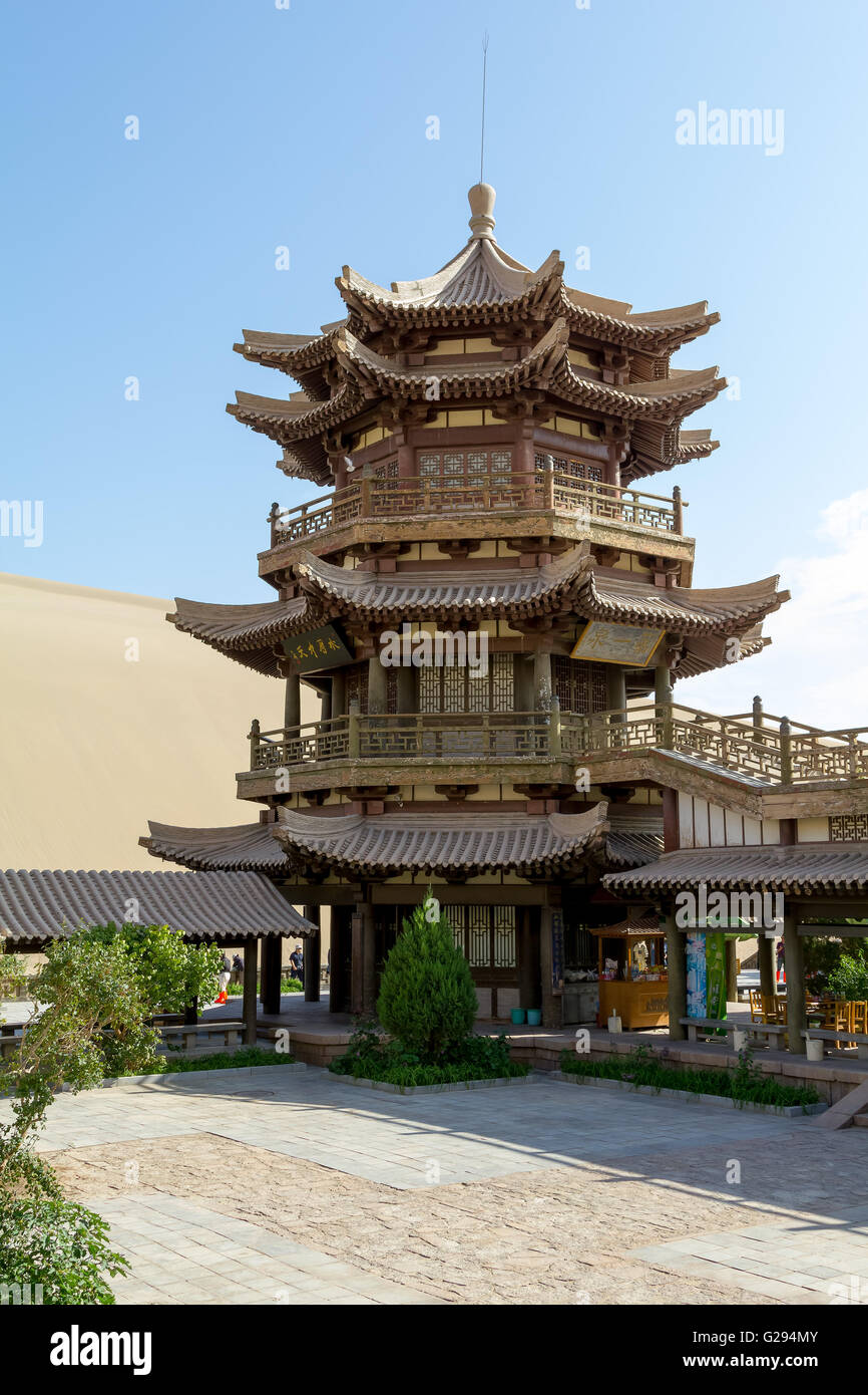 Tempel und Pagoden an Crescent Moon Lake in der Wüste Gobi Stockfotografie - Alamy