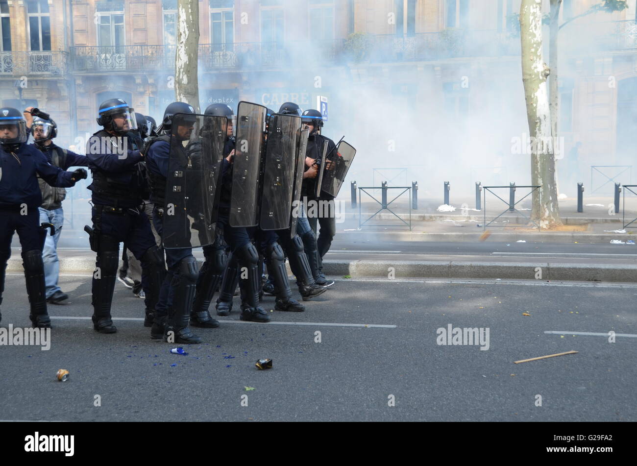 Crs french riot police force -Fotos und -Bildmaterial in hoher ...