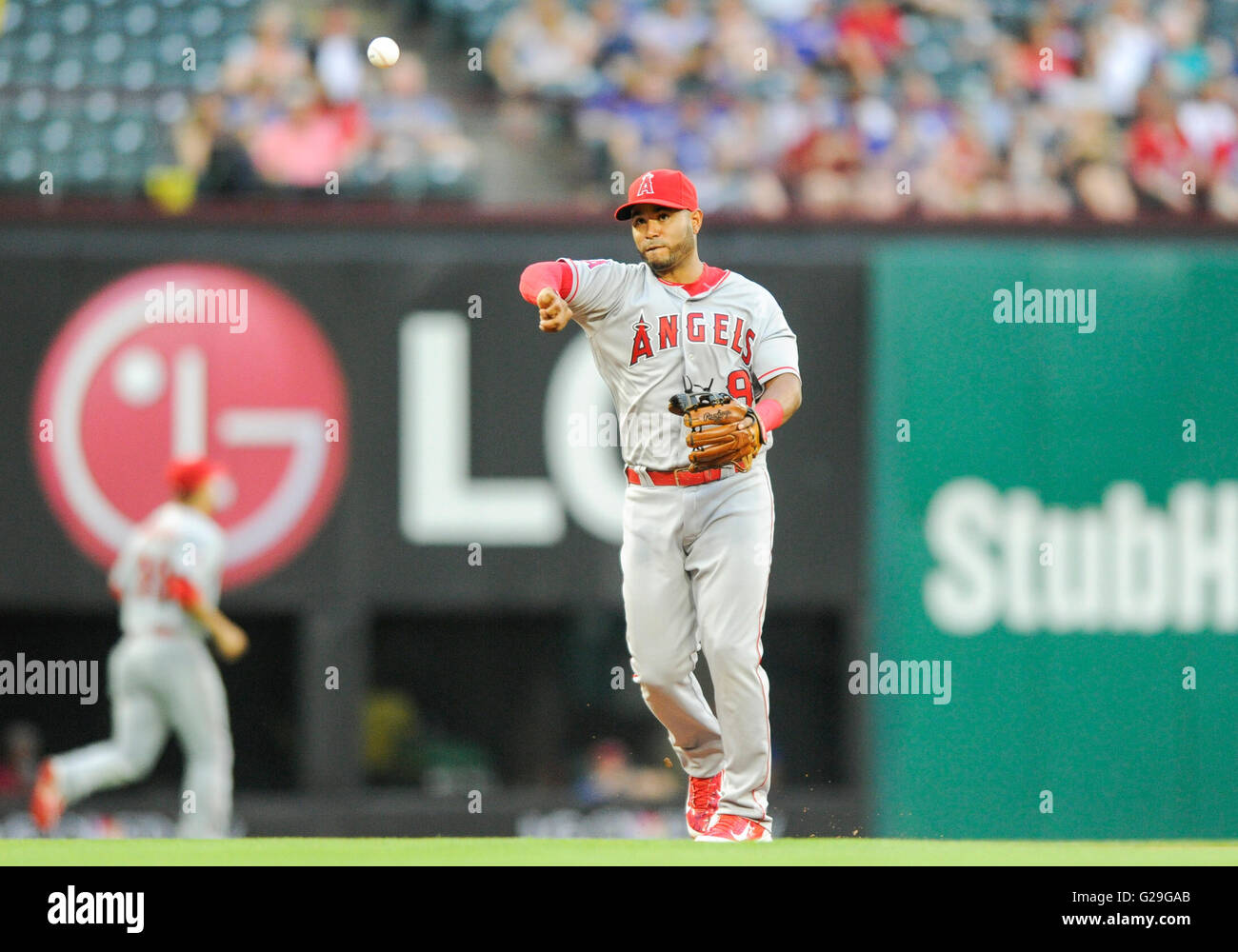 24. Mai 2016: Los Angeles Angels Shortstop Gregorio Petit #8 bei einem ...