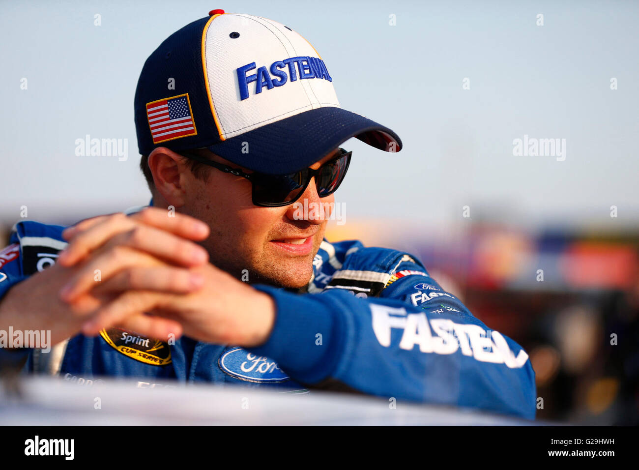 Concord, NC, USA. 26. Mai 2016. Ricky Stenhouse Jr. (17) hängt auf ...