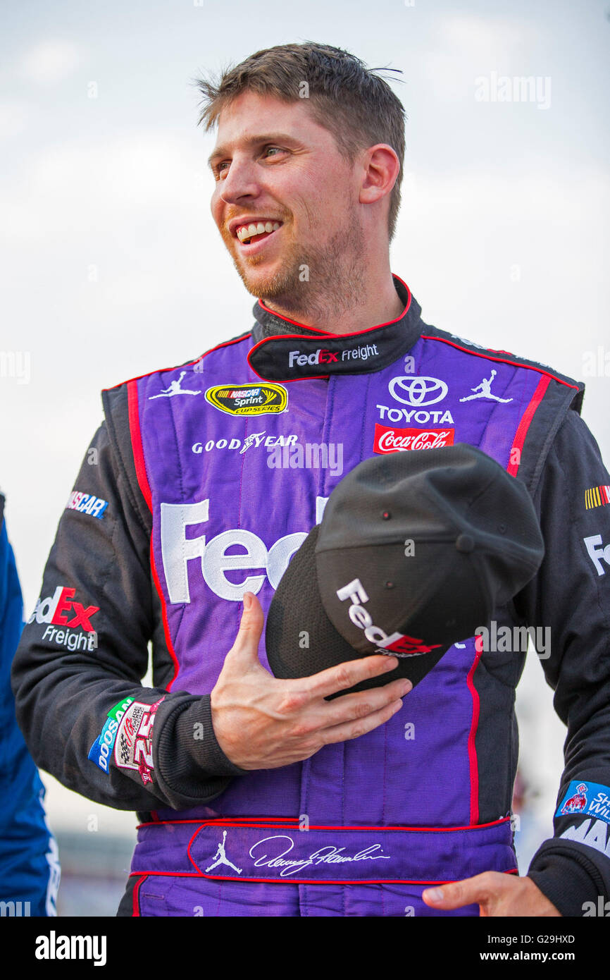 Concord, NC, USA. 26. Mai 2016. Denny Hamlin (11) hängt auf Boxengasse ...