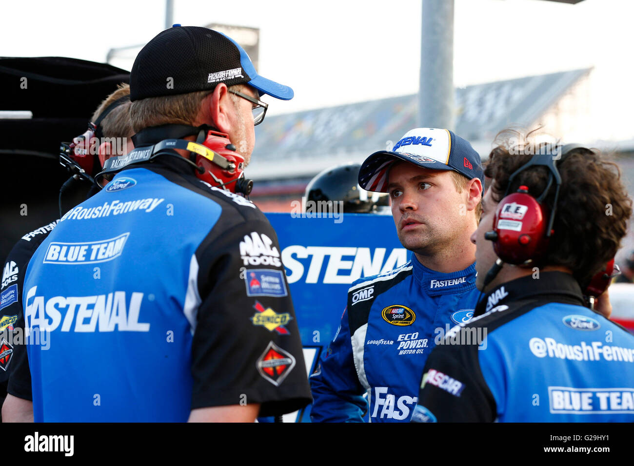 Concord, NC, USA. 26. Mai 2016. Ricky Stenhouse Jr. (17) hängt auf ...