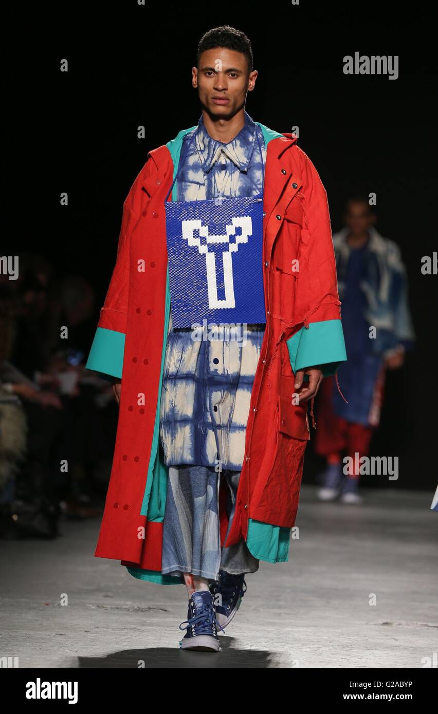 Ein modell auf dem yasemin cakli catwalk -Fotos und -Bildmaterial in ...