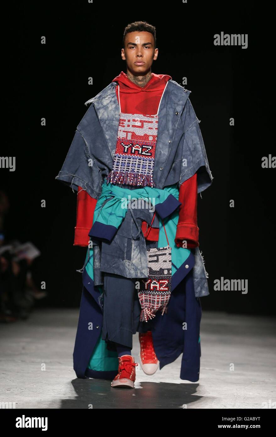 Ein modell auf dem yasemin cakli catwalk -Fotos und -Bildmaterial in ...