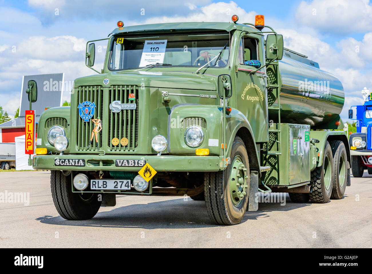 Emmaboda, Schweden - 14. Mai 2016: Wald und Traktor (Skog och Traktor ...