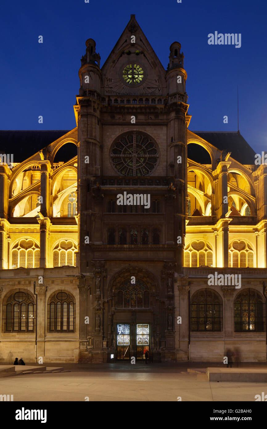 Kirche in der nacht beleuchtet -Fotos und -Bildmaterial in hoher ...