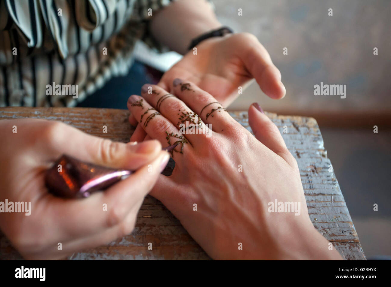 Künstler, die Erstellung von traditionellen Henna Malerei Mehndi auf weibliche Hände ...