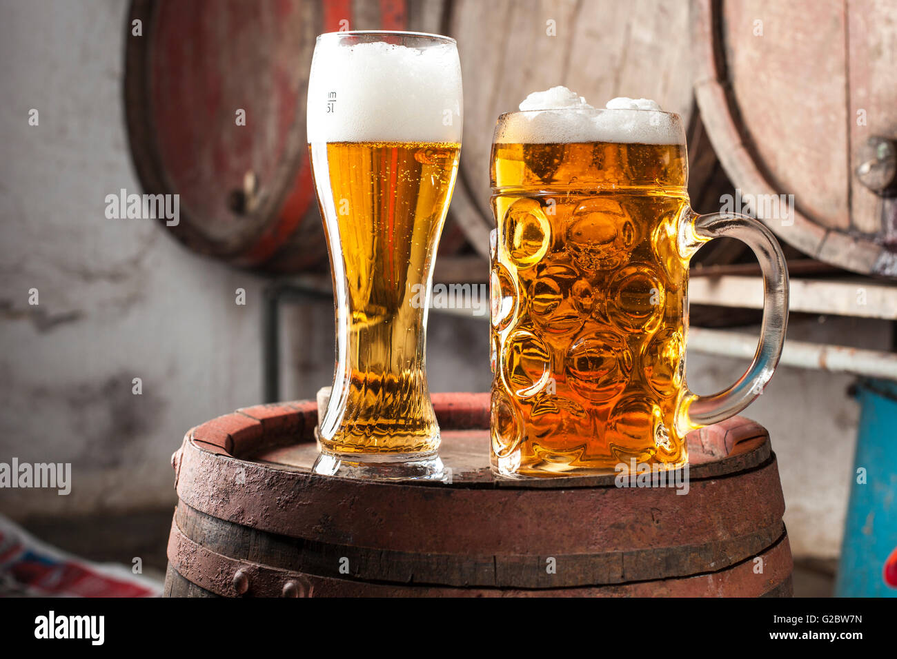 Zwei biere brauen -Fotos und -Bildmaterial in hoher Auflösung – Alamy