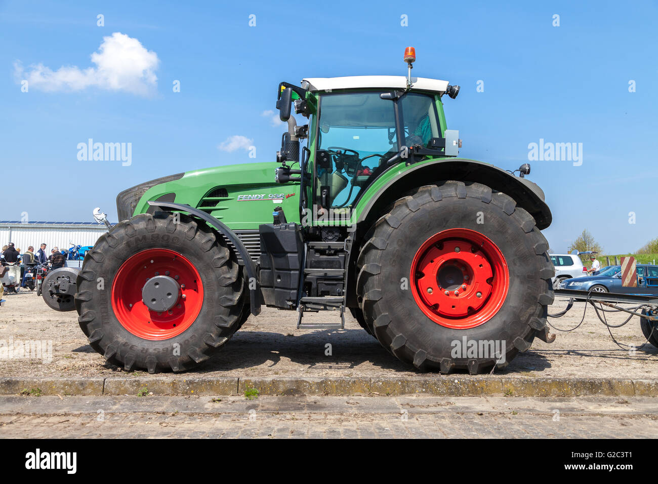 ALTENTREPTOW / Deutschland - 1. Mai 2016: Deutsche Fendt Traktor steht ... ALTENTREPTOW / Deutschland - 1. Mai 2016: Deutsche Fendt Traktor steht ...