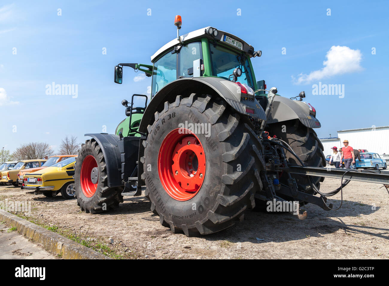 ALTENTREPTOW / Deutschland - 1. Mai 2016: Deutsche Fendt Traktor steht ... ALTENTREPTOW / Deutschland - 1. Mai 2016: Deutsche Fendt Traktor steht ...