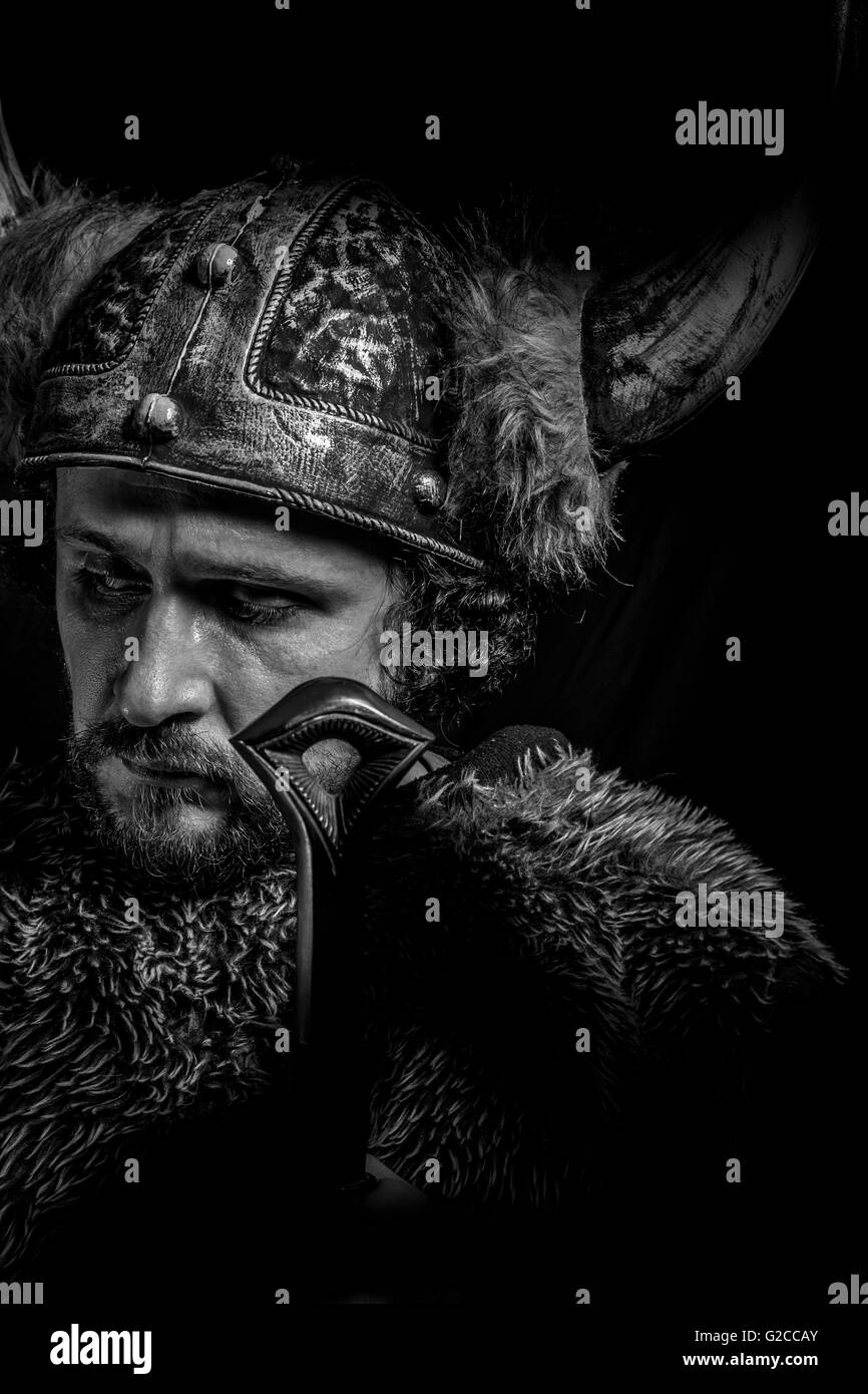 Zeichen, Kostüm, Wikinger-Krieger mit einem großen Schwert und Helm mit ...