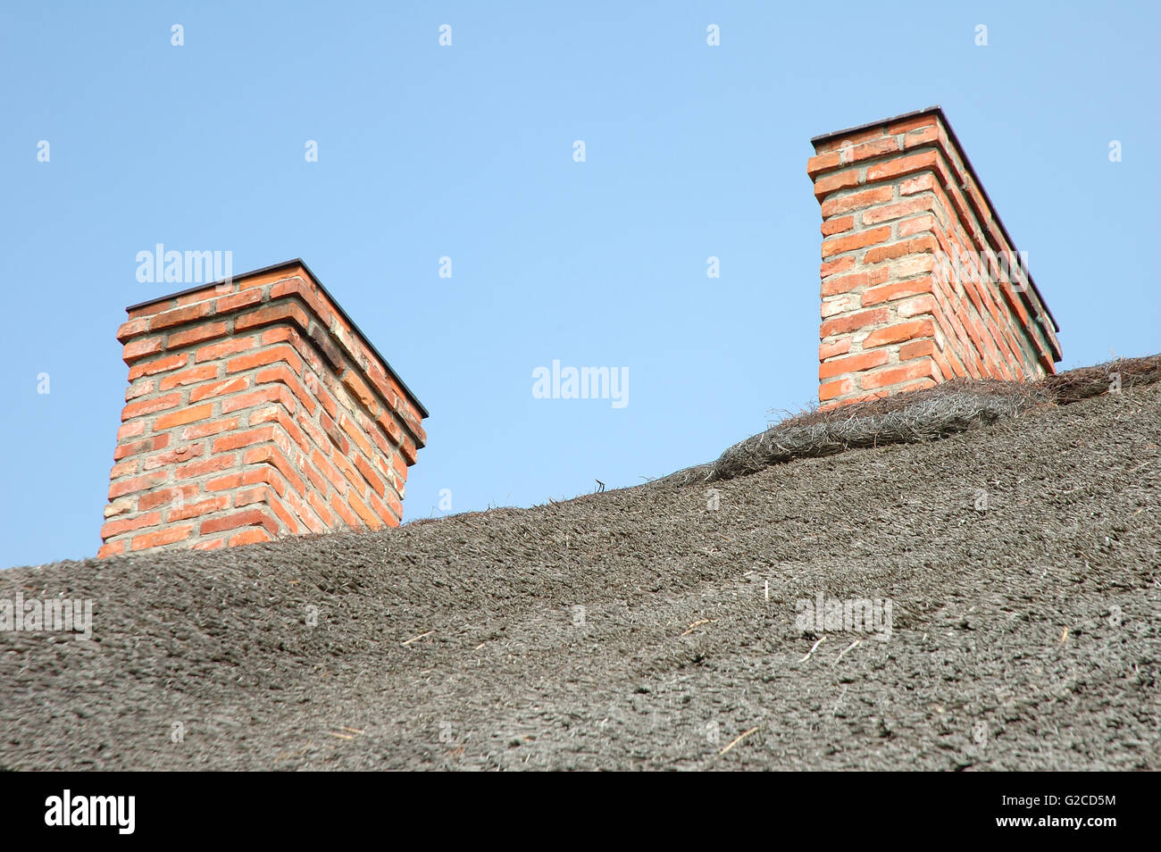 Dach mit stroh bedeckt -Fotos und -Bildmaterial in hoher Auflösung – Alamy