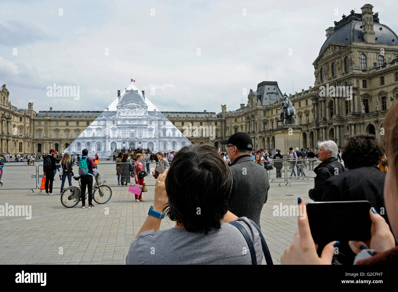 Foto-Schein Größe von JF, Pyramide von Pei Architekten und Louvre ...