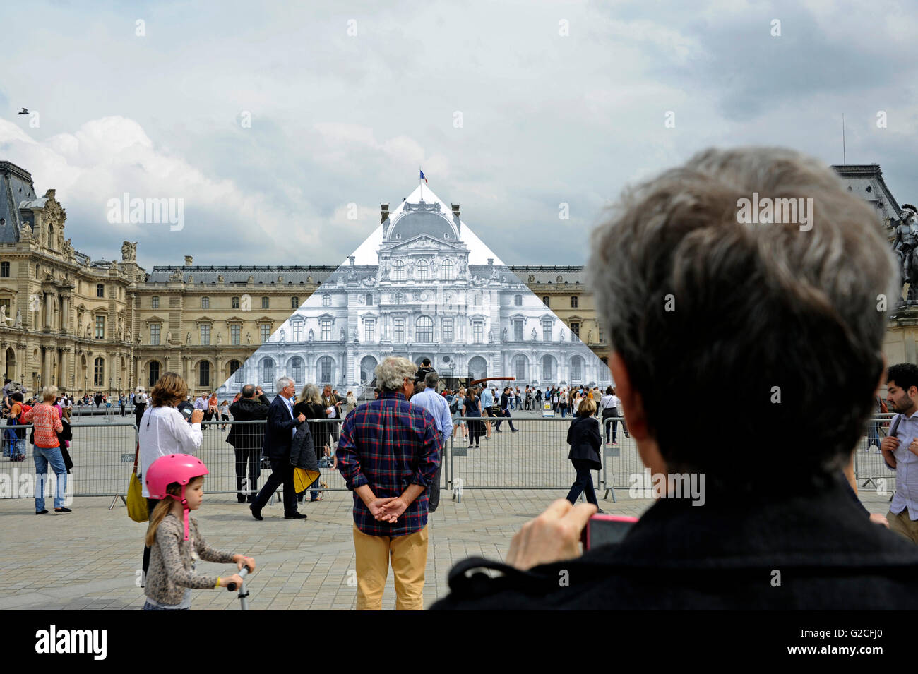 Foto-Schein Größe von JF, Pyramide von Pei Architekten und Louvre ...