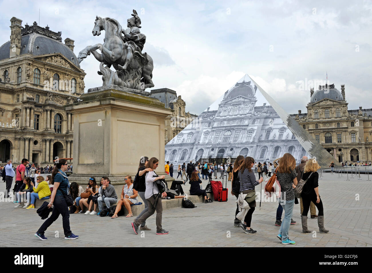Foto-Schein Größe von JF, Pyramide von Pei Architekten und Louvre ...