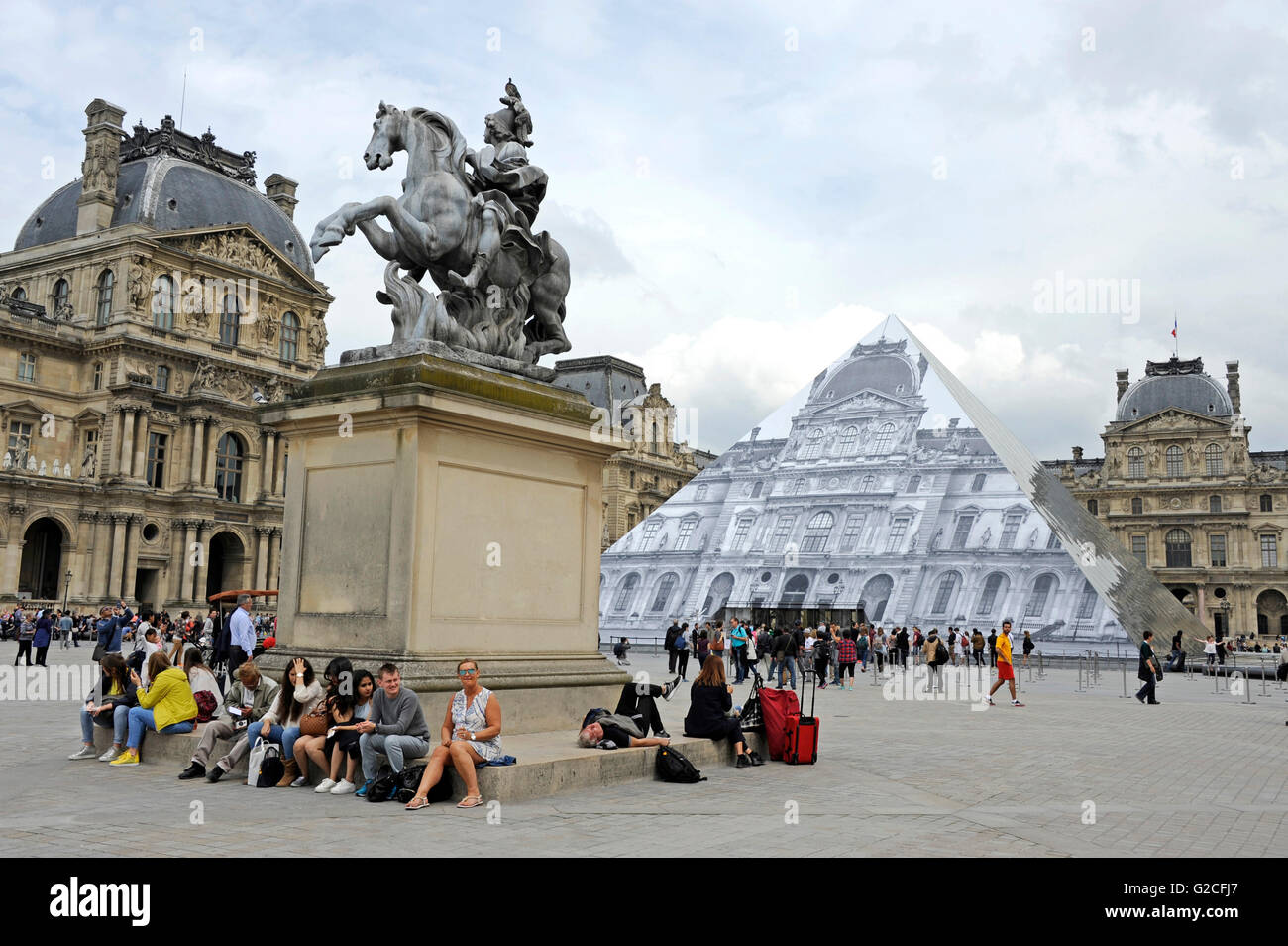 Foto-Schein Größe von JF, Pyramide von Pei Architekten und Louvre ...
