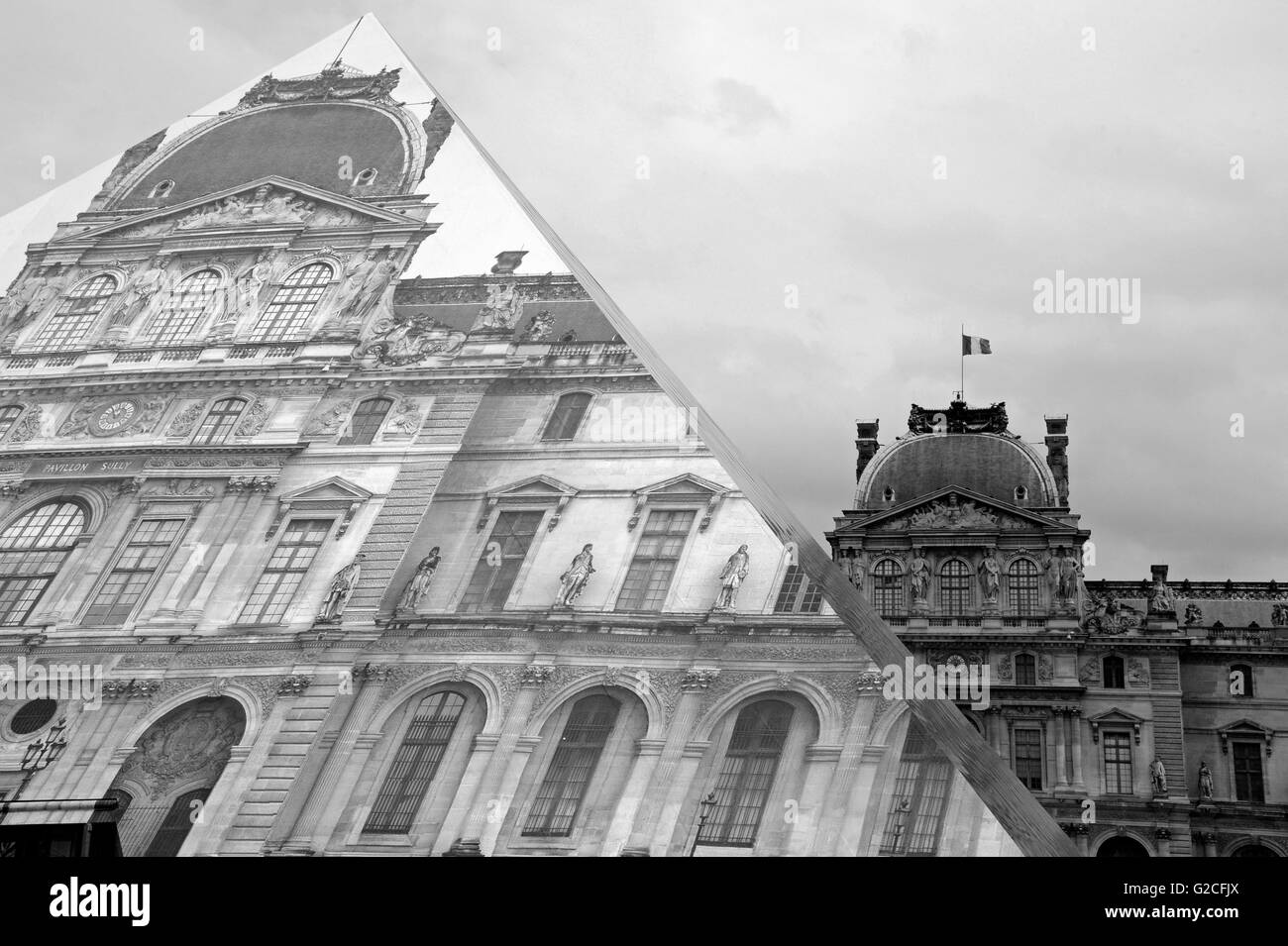 Piramide di pei architect e il museo del louvre Schwarzweiß-Stockfotos ...