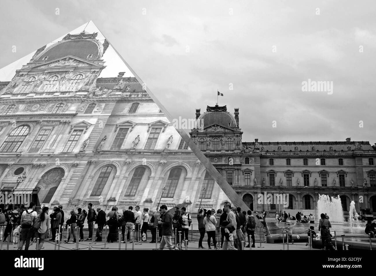 Foto-Schein Größe von JF, Pyramide von Pei Architekten und Louvre ...