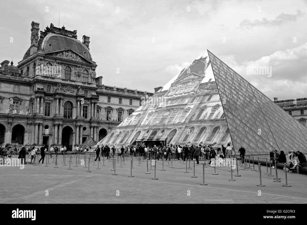 Piramide di pei architect e il museo del louvre Schwarzweiß-Stockfotos ...