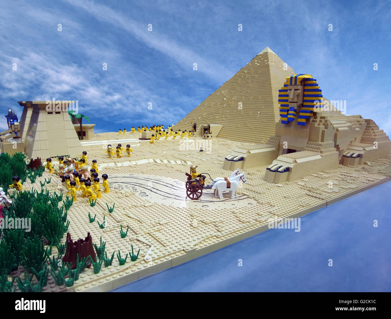 Pyramide bauen -Fotos und -Bildmaterial in hoher Auflösung – Alamy