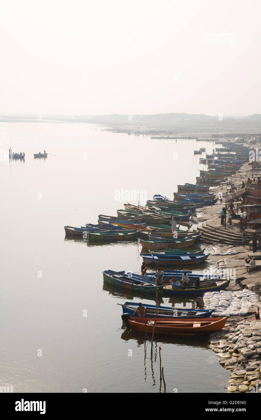 Fluss mehrere boote -Fotos und -Bildmaterial in hoher Auflösung – Alamy