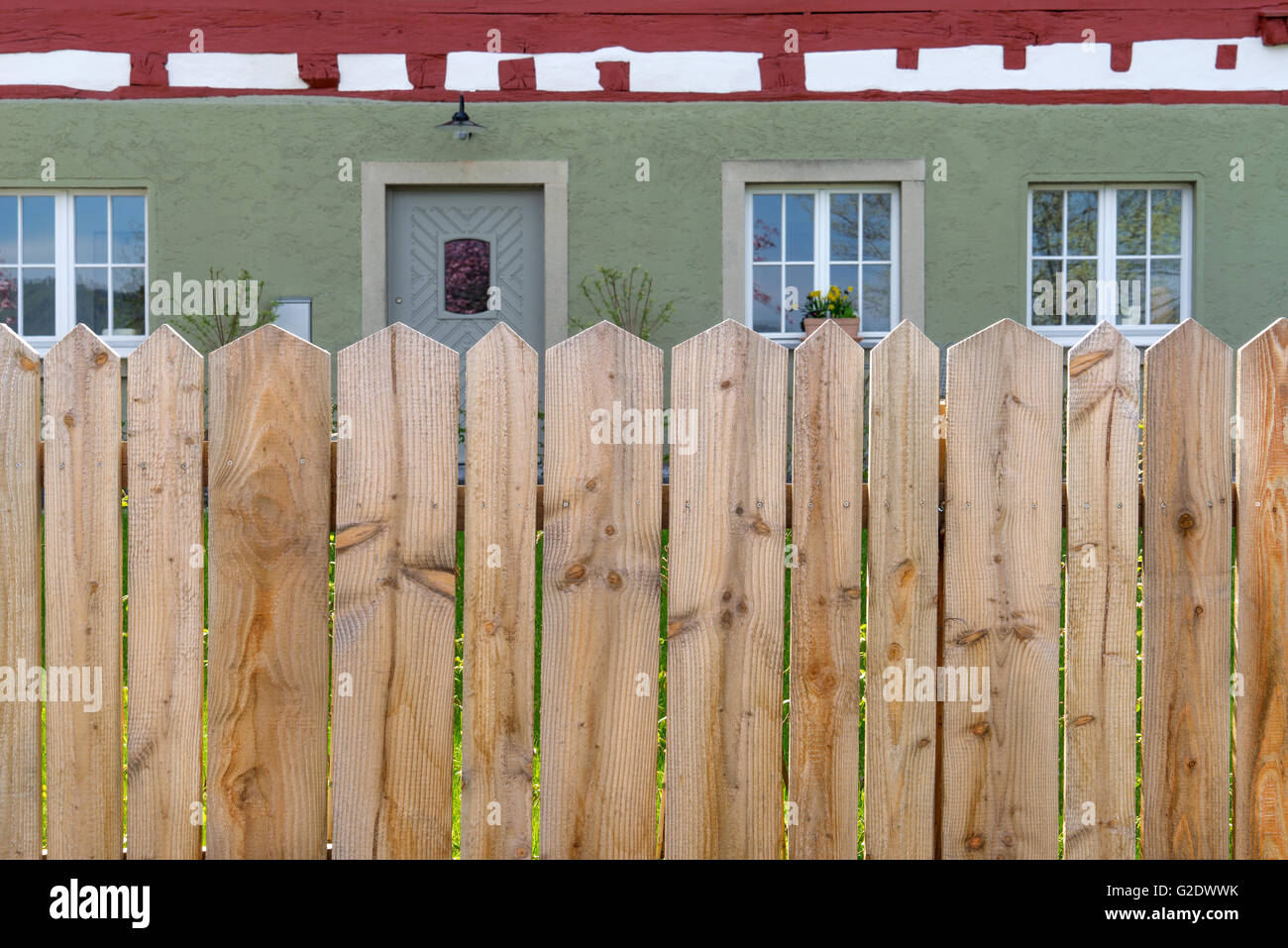 Haus mit sichtschutzzaun -Fotos und -Bildmaterial in hoher Auflösung ...