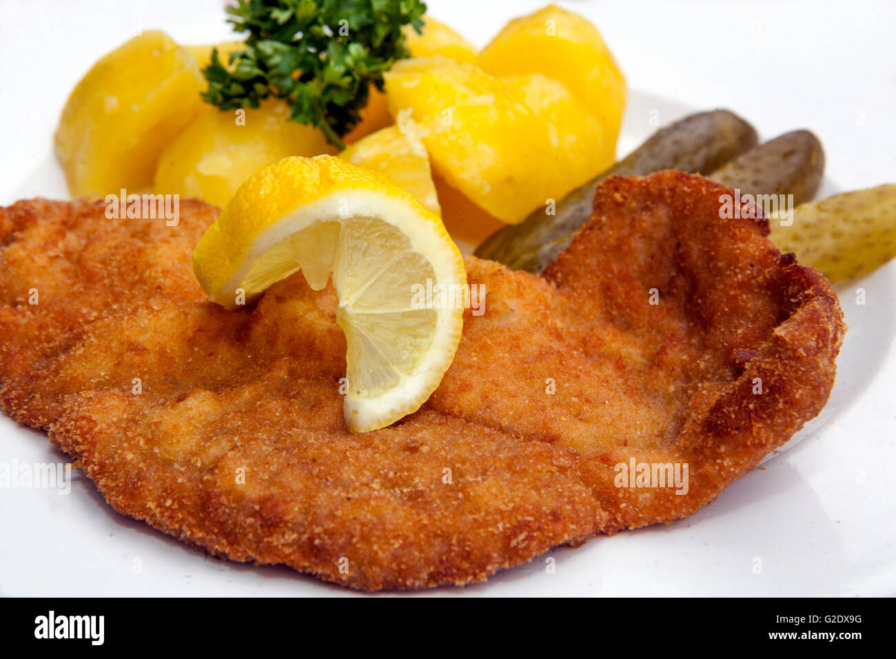 Wiener Schnitzel mit Kartoffeln tschechisches Essen Stockfotografie - Alamy