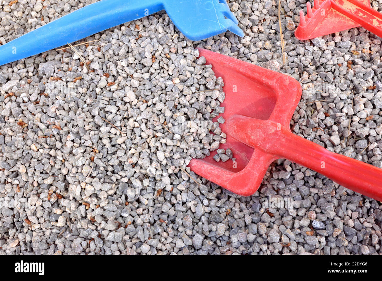 Harke, Schaufel und Eimer Kind auf Spielplatz Kies. Ansicht von oben ...