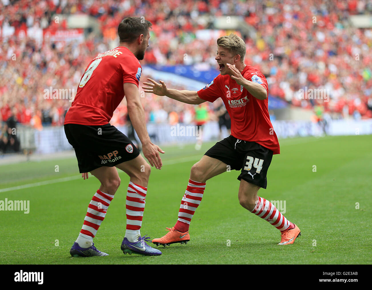 Barnsley Lloyd Isgrove (rechts) feiert Tor seiner Mannschaft dritte ...