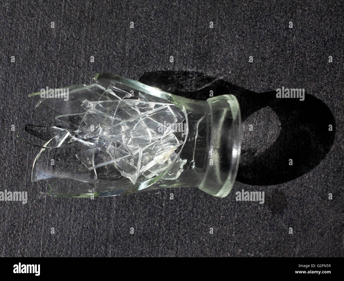 Broken glass floor -Fotos und -Bildmaterial in hoher Auflösung – Alamy