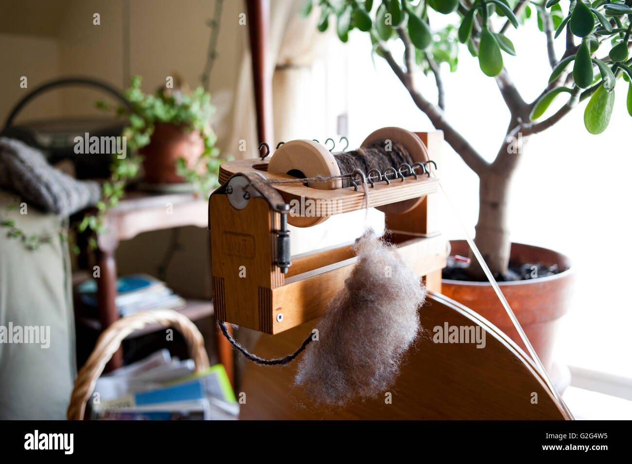 Spinnrad spinnfaden -Fotos und -Bildmaterial in hoher Auflösung – Alamy