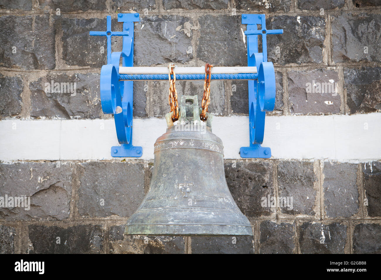 Blaue glocken steinmauer blaue glocken -Fotos und -Bildmaterial in ...