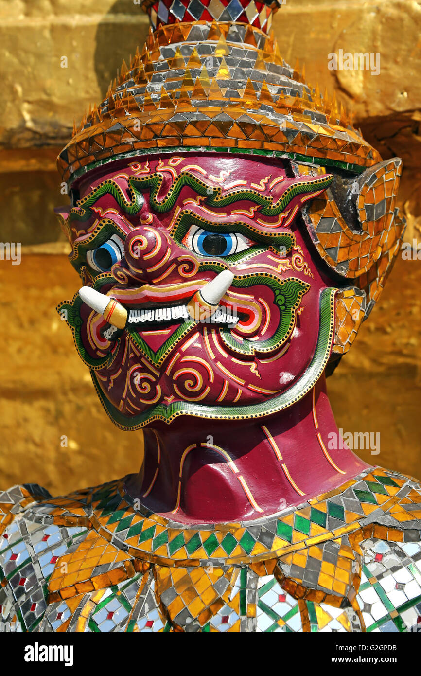 Yaksha Dämon Statue im Wat Phra Kaeo Tempel-Komplex der Tempel des ... Yaksha Dämon Statue im Wat Phra Kaeo Tempel-Komplex der Tempel des ...
