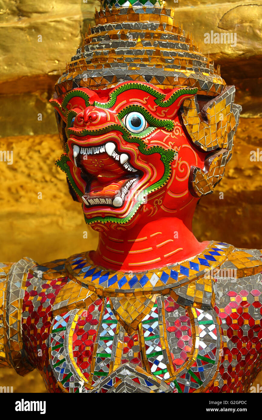 Yaksha Dämon Statue im Wat Phra Kaeo Tempel-Komplex der Tempel des ... Yaksha Dämon Statue im Wat Phra Kaeo Tempel-Komplex der Tempel des ...