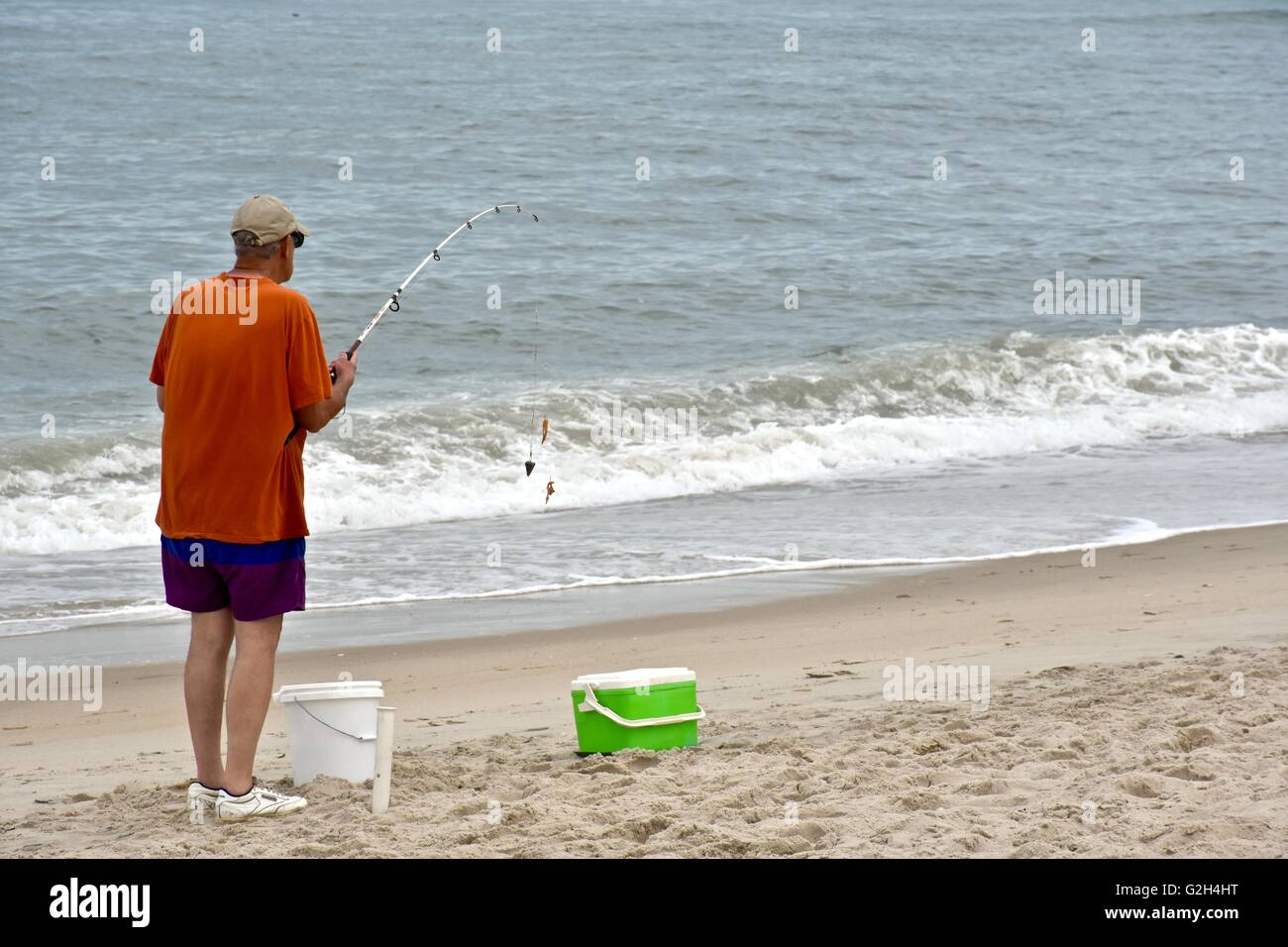 Mann am strand angeln -Fotos und -Bildmaterial in hoher Auflösung – Alamy