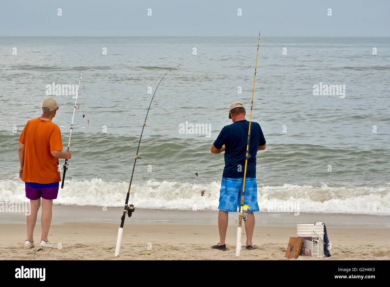 Mann am strand angeln -Fotos und -Bildmaterial in hoher Auflösung – Alamy