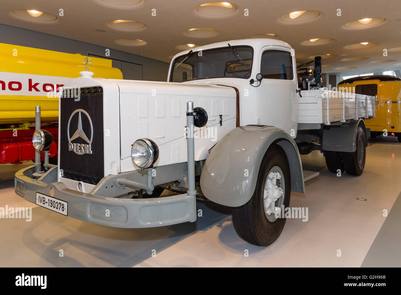 STUTTGART, Deutschland - 19. März 2016: schwerer LKW Mercedes-Benz Lo ...