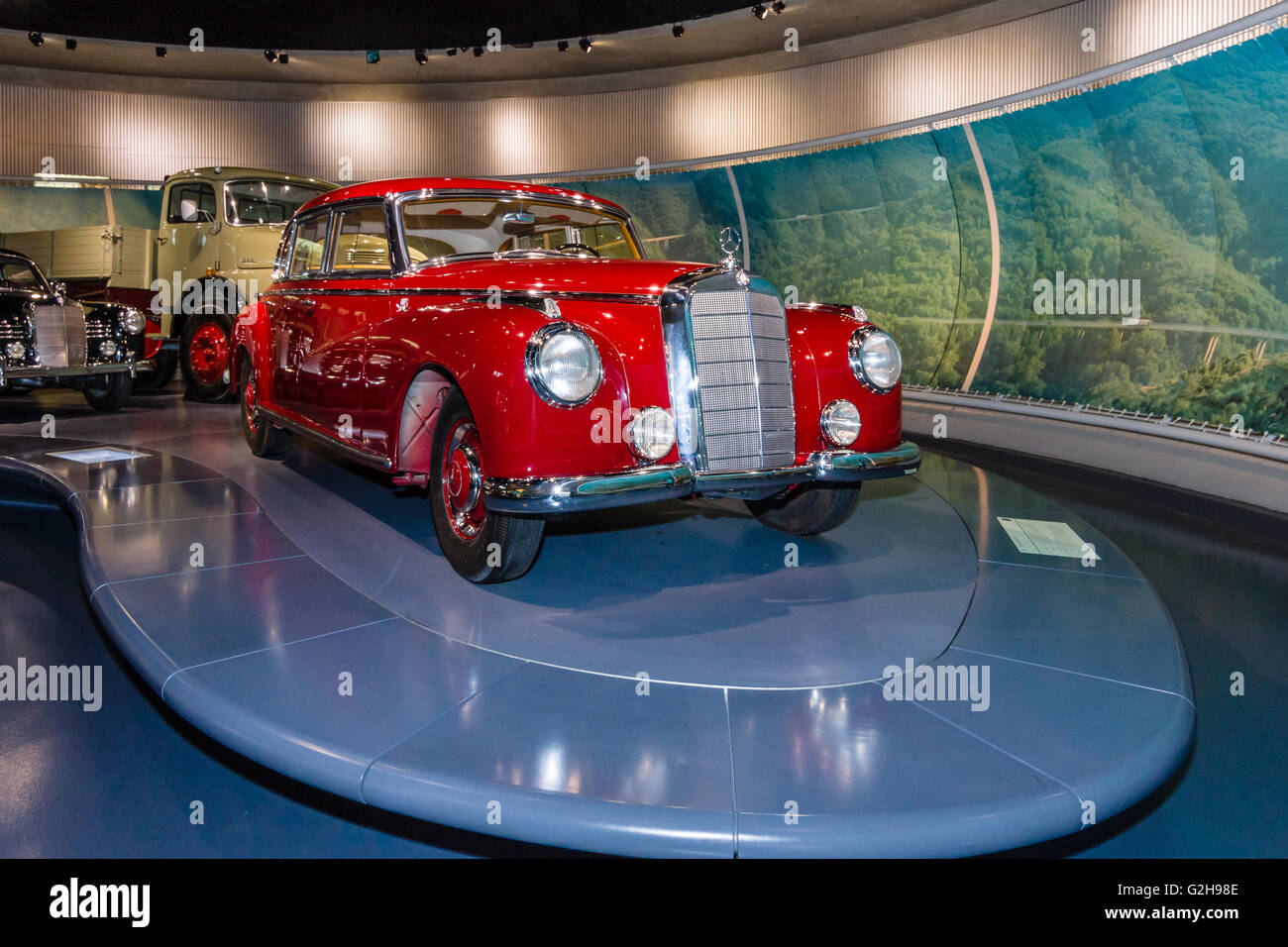 STUTTGART, Deutschland - 19. März 2016: Full-Size-Luxus-Auto Mercedes ...