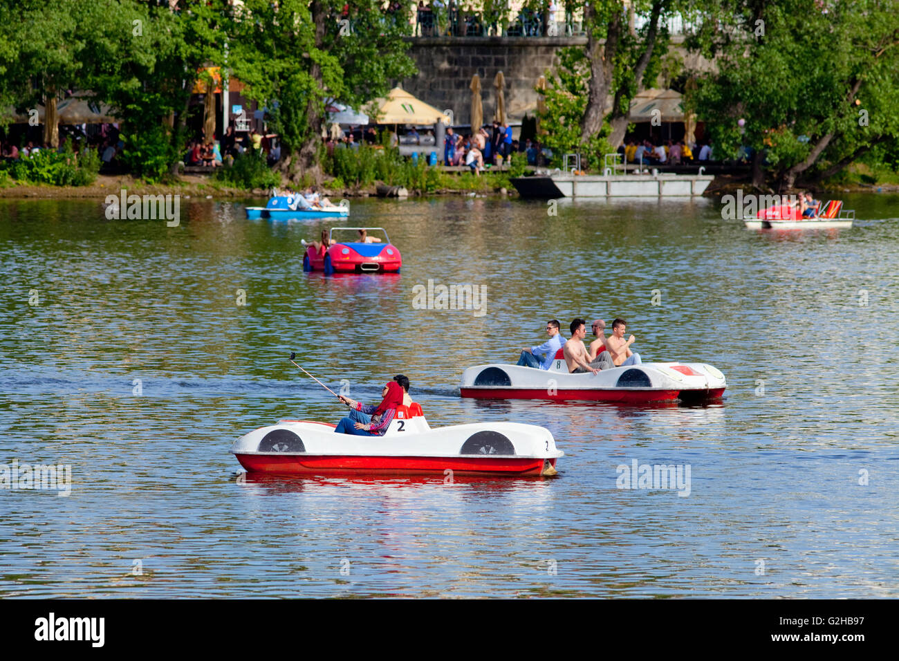 Tretboot am fluss -Fotos und -Bildmaterial in hoher Auflösung – Alamy