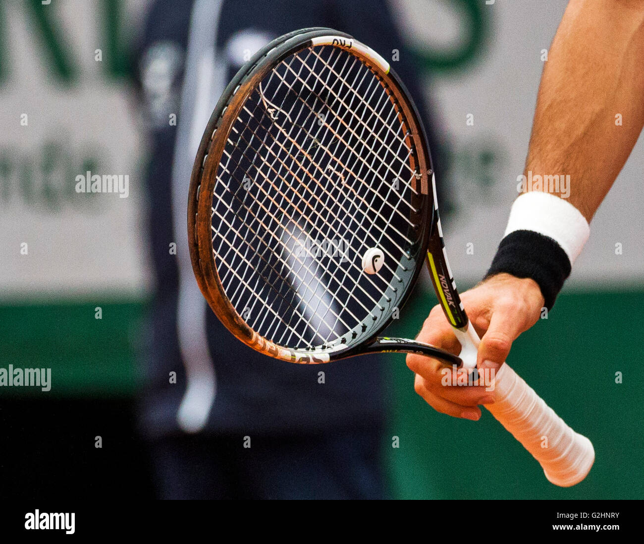 Broken tennis racket -Fotos und -Bildmaterial in hoher Auflösung – Alamy