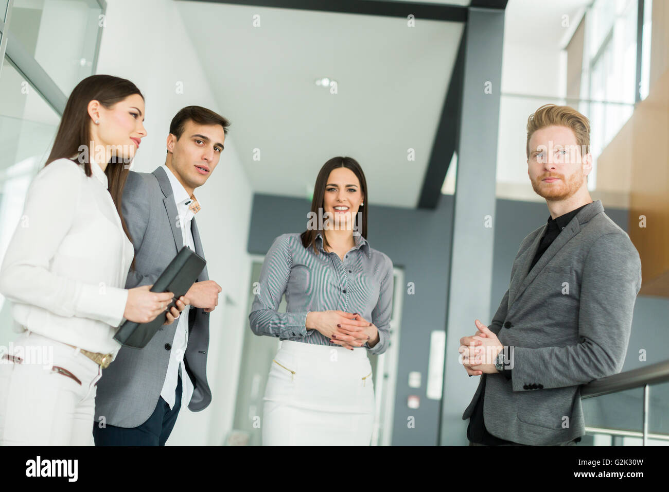 Youg frauen -Fotos und -Bildmaterial in hoher Auflösung – Alamy