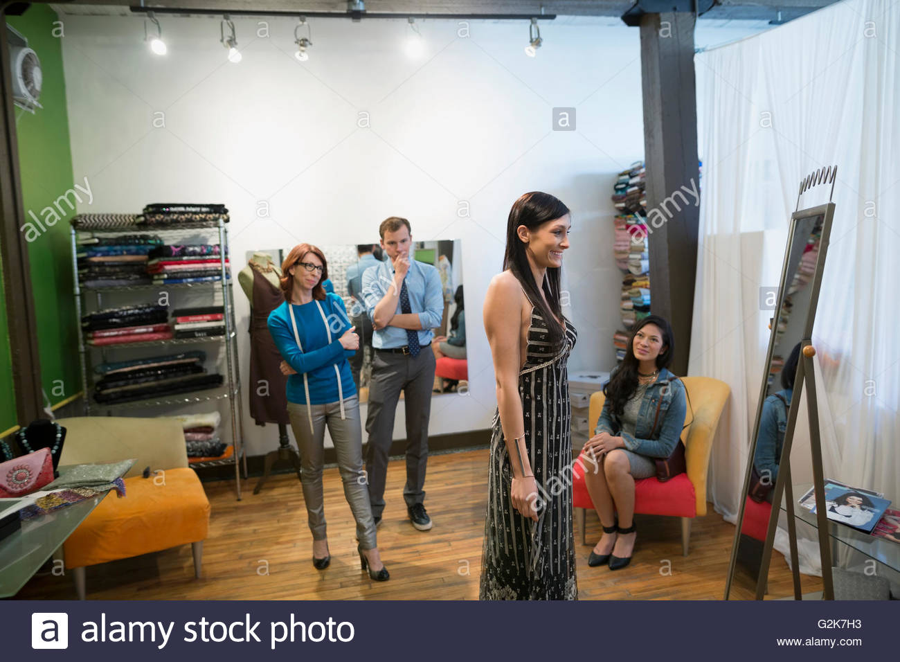 Kleid spiegel -Fotos und -Bildmaterial in hoher Auflösung – Alamy